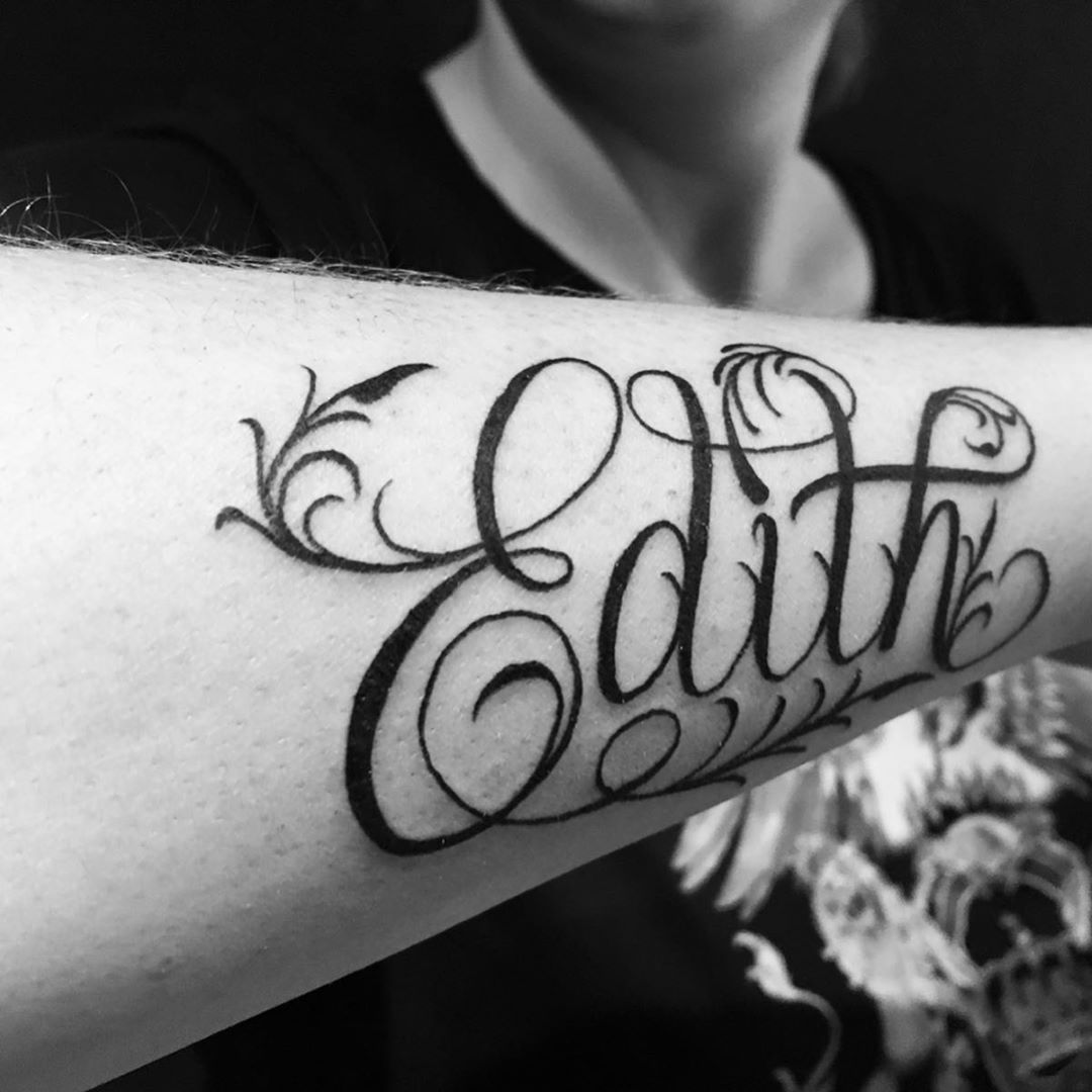 Tatouage calligraphie florale « Edith » · Fond Noir Tattoo
